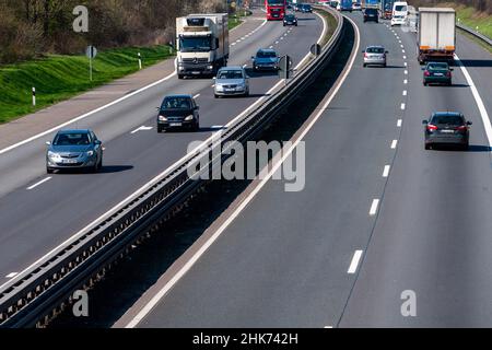 DÜSSELDORF, DEUTSCHLAND - 22. März 2019: Autobahntransport mit PKW und ...