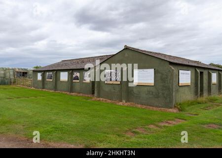 Hütten auf dem ehemaligen RAF-Stützpunkt des Zweiten Weltkriegs, RAF ...