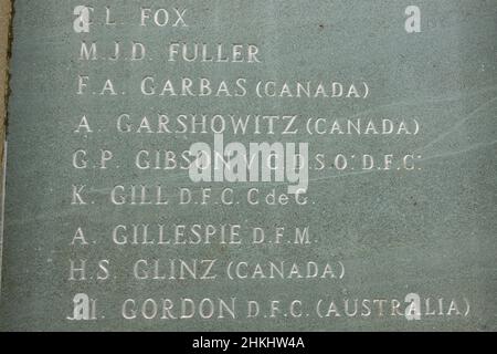 Nahaufnahme des Dambusters Memorial im Woodhall Spa mit J V Hopgood DFC ...