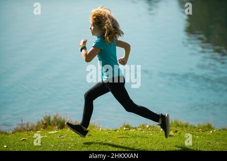 Kinderläufer im Park. Kleiner Junge beim Leichtathletik-Wettkampfrennen ...