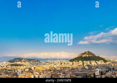 Likavittou Lykabettus und die Heilige Kirche von Saint Isidore mit ...