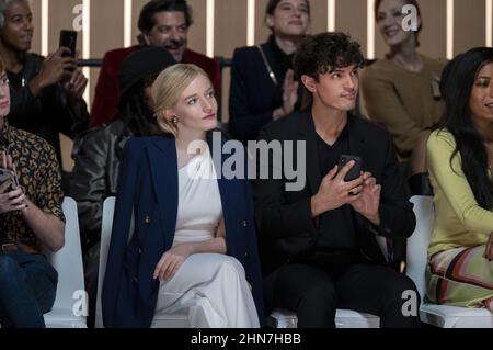 DIE ERFINDUNG VON ANNA, von links: Julia Garner als Anna Delvery ...