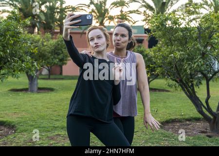 DIE ERFINDUNG VON ANNA, von links: Julia Garner als Anna Delvery ...