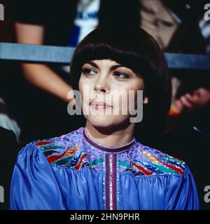 Hitparade, ZDF Musiksendung, Auftritt der französischen Sängerin Mireille Mathieu mit dem Lied ...