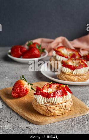 Choux Gebäck. Craquelin Choux Biscuits. Knusprige Cremepuffs mit ...