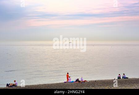 Adler, Sotschi, Russland, 11.01.2021. Menschen am Strand des Schwarzen ...