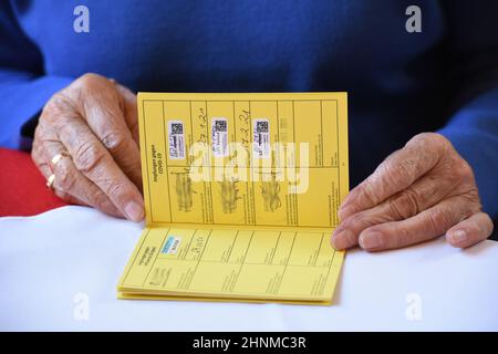 Impfpass with drei Impfungen, Auffrischungsimpfung. Booster-Impfung ...