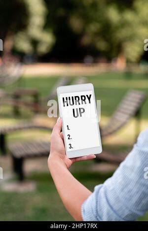 Schreiben mit Anzeige von Text Beeil dich. Der Geschäftsansatz ...