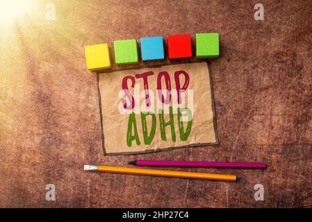 Handschrift Text Stopp ADHS, Wort geschrieben auf behandeln eine ...