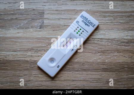 Positives Testergebnis für Coronavirus, Test mit SARS-CoV-2 ...