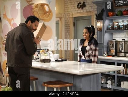 CALL ME KAT, von links: Christopher Rivas, Mayim Bialik, Call Me ...