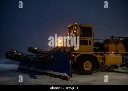 Das Team der 22nd Civil Engineering Squadron zur Schneeräumung pflügt ...