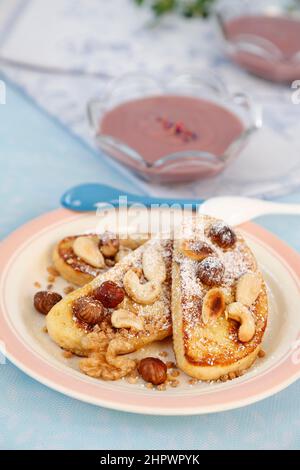 Schwäbische Küche, French Toast mit Nüssen und Rotwein-Sauce, in Fett ...