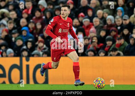 Andrew Robertson von Liverpool läuft mit dem Ball während des UEFA ...