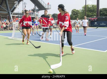 Charline Labonte, rechts, Torhüterin des kanadischen Eishockeyteams ...