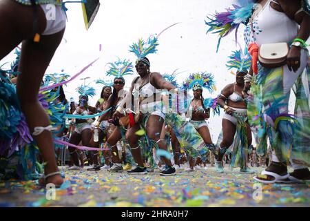 Die Toronto Revelers Mas Band macht sich am Samstag, dem 30. Juli 2016 ...