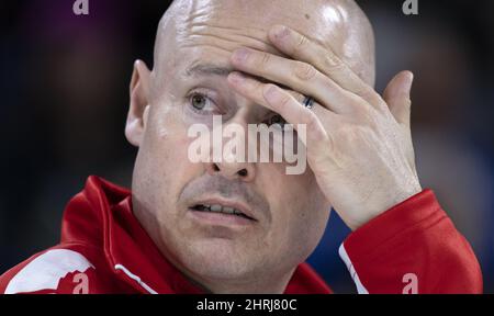 Canada skip Kevin Koe behält die Action im Auge, als sie am Samstag ...