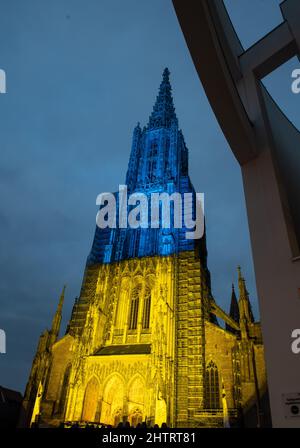 Ulm, Deutschland. 02. März 2022. Vom bayerischen Donauufer aus ...