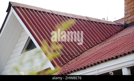 Wellblechdach. Archivmaterial. Details des roten Daches aus ...
