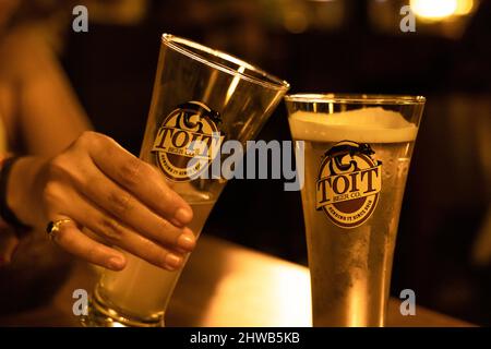 Prost! Half Pint von Toit Basmati Blond zusammen mit Cheesy Gunpowder ...