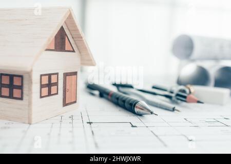 Mini-Modellhaus, Bleistift, Kompass und Rolle Blaupause Plan auf ...