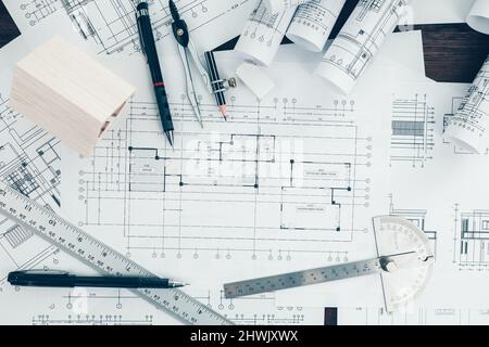 Mini-Modellhaus, Bleistift, Kompass und Rolle Blaupause Plan auf ...