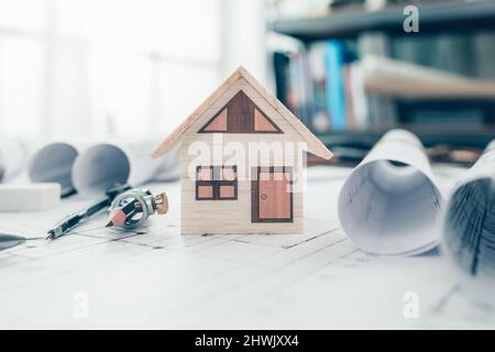 Mini-Modellhaus, Bleistift, Kompass und Rolle Blaupause Plan auf ...