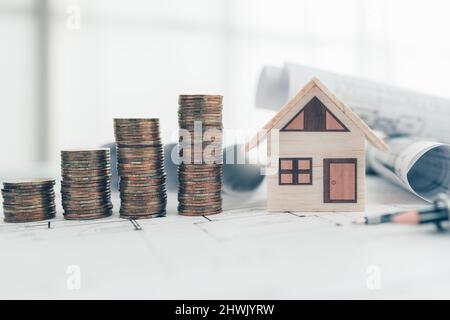 Mini-Modell Haus, Geld, Bleistift, Kompass und Roll Blaupause Plan auf ...