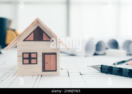 Mini-Modellhaus, Bleistift, Kompass und Rolle Blaupause Plan auf ...
