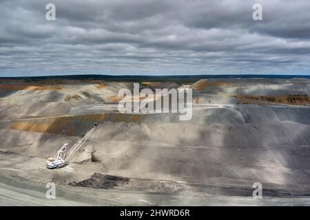 Luftaufnahme von Dragline, die in der BMA Blackwater Coal Mine Central ...
