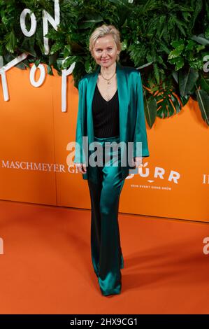 Düsseldorf, Deutschland. 10. März 2022. Alev Dogan, Journalistin, kommt ...