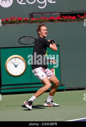 12. März 2022 Sebastian Korda gibt während der BNP Paribas Open 2022 im ...