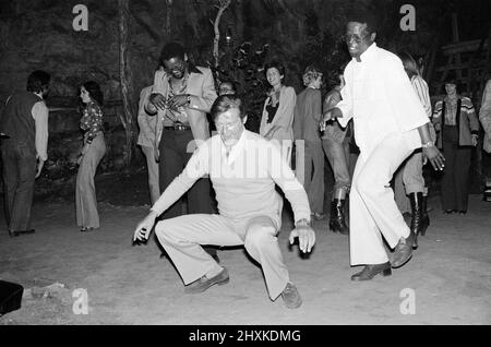 Roger Moores 50.-Geburtstagsparty im Busch bei Tshipise, Südafrika ...