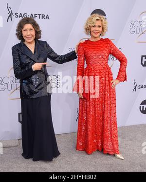 (L-R) Jane Fonda und Lily Tomlin kommen bei der jährlichen Gala "Make ...