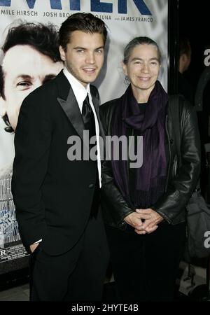 Emile Hirsch und Mutter Meg bei der Premiere von The Milk an der ...