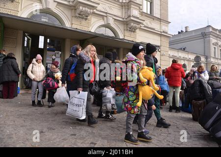 Przemysl, Polen. 15. März 2022. Flüchtlinge aus der Ukraine mit ihren ...