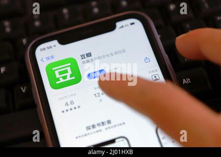YICHANG, CHINA - 15. MÄRZ 2022 - Eine Douban-APP-Schnittstelle wird auf ...