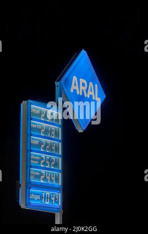 ARAL-Tankstelle in der Nacht Stockfotografie - Alamy