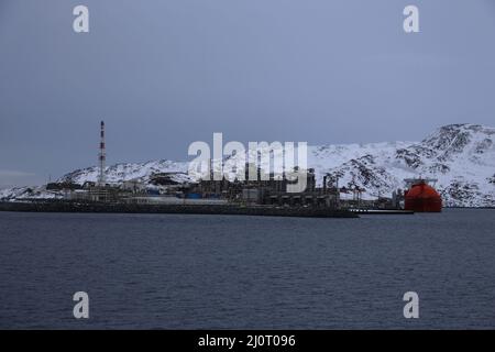 Vor Hammerfest, Norwegen, wird auf der Insel Melkoya Erdgas aus dem ...
