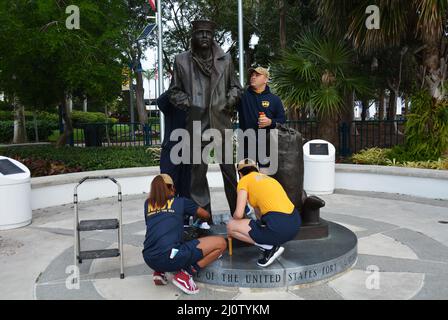 FORT LAUDERDALE, Florida - Seeleute von der Pre-Commissioning Unit Fort ...