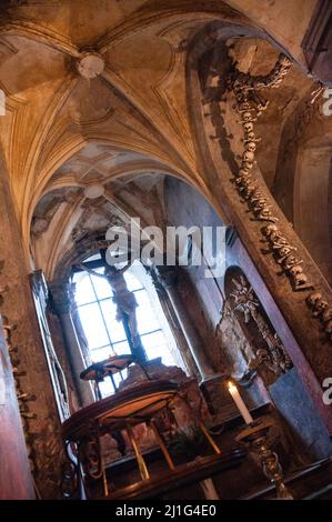 Das Skelett ziert den Spitzbogen in Sedlec Ossuary in Kutná Hora ...