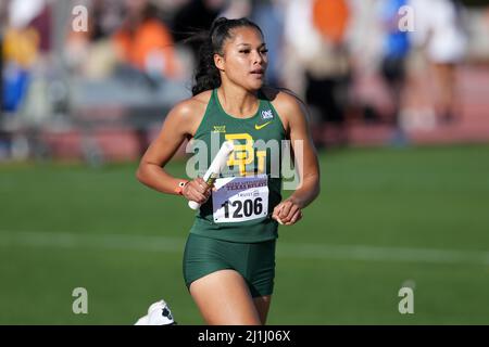 Aaliyah Miller führt die erste 1.200m-Bein-Staffel auf der Baylor Bears ...