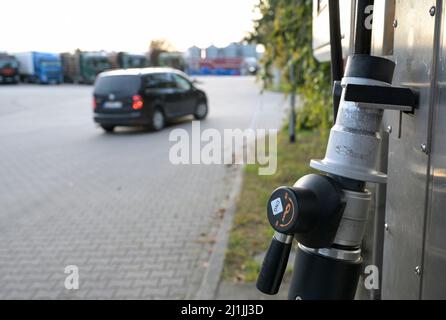 Deutschland, Biogas-Tankstelle, CNG-Biogas-Tankstelle für Autos, die ...