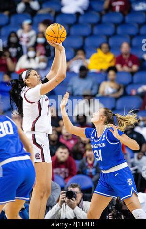 South Carolina center Kamilla Cardoso (10) looks for an open shot past ...
