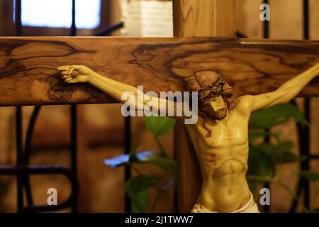 Kreuzigung Von Jesus Christus. Holzkreuz mit Nägeln und Dornenkrone auf steinernen Hintergrund ...