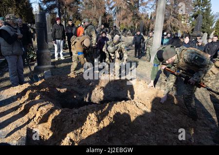 Soldaten des Asow-Bataillons begraben Serhiy Mashovec, den Asow ...