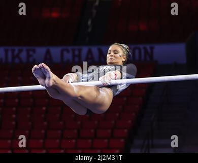 31. März 2022: Das Utah State Gymnastik-Team gratuliert Brie Clark nach ...