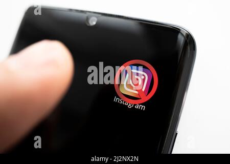 Ein durchgestrichenes Symbol auf einem schwarzen Smartphone-Bildschirm ...