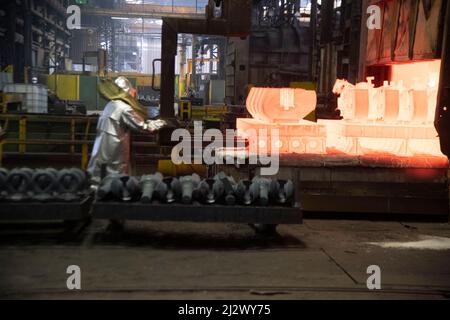 Stahlarbeiter härten ein Werkstück, Bundeskanzler Olaf Scholz besucht FWH Stahlguss GmbH ...