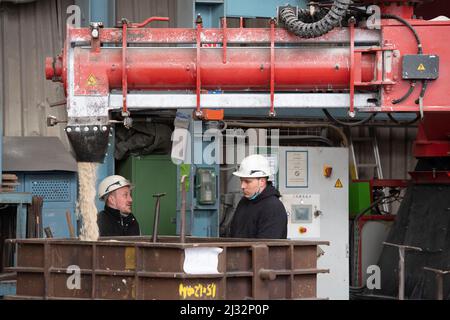 Arbeiter bereiten eine Gussform mit Formsand, Hochofen, geschmolzenem Stahl vor, Besuch von ...